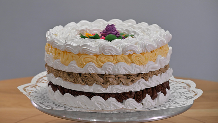 RECEPT: Penová torta s vanilkovým, kakaovým a kávovým krémom z Pečie ...